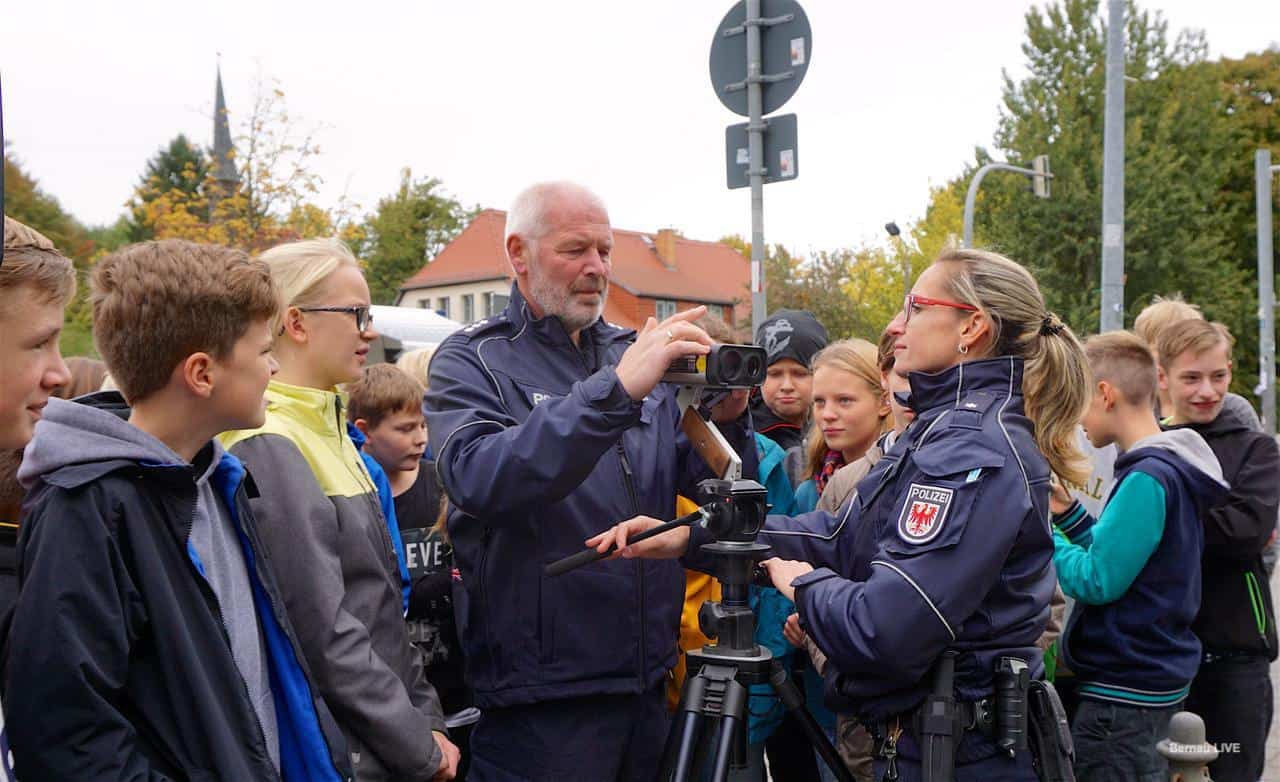 Sicheres Abbiegen im Straßenverkehr - die Polizei in Bernau informierte