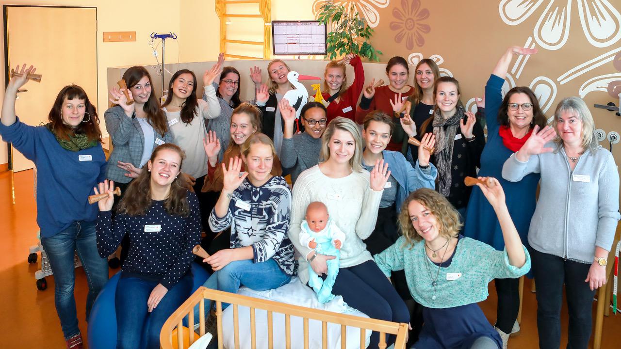 Gegen Fachkräftemangel - Neue Hebammenstudentinnen im Kreißsaal